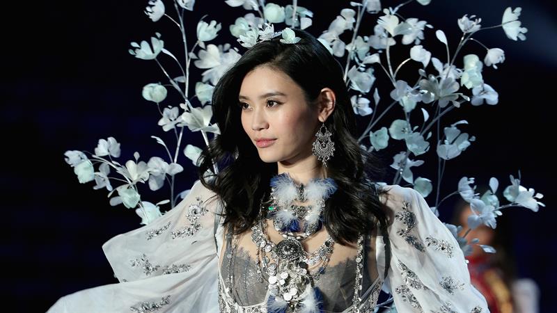 Model Ming Xi Fell At The Victoria's Secret Fashion Show But Recovered ...