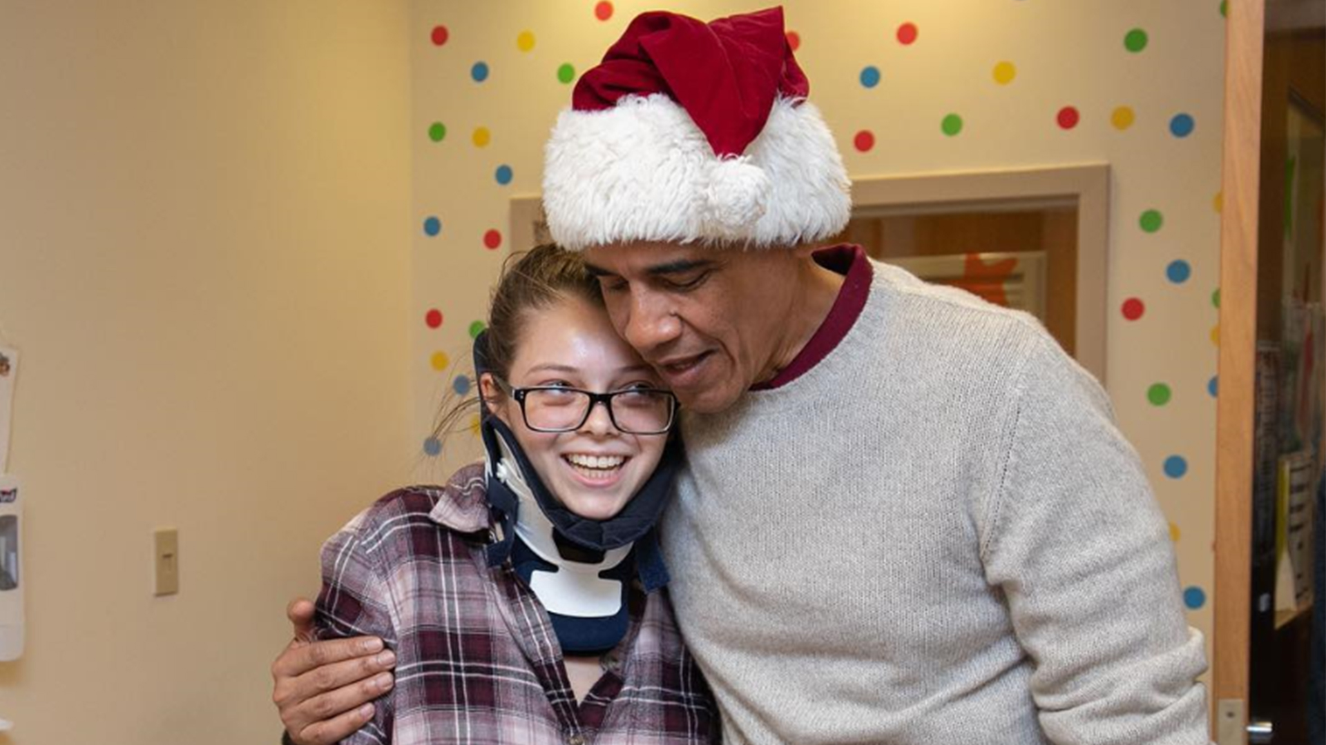 Barack Obama Wore A Santa Hat & Brought Gifts While Surprising Children ...