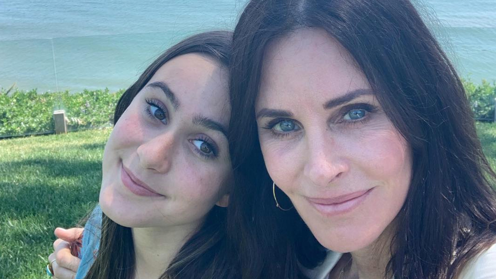 Courteney Cox's Teen Daughter Coco Rocks Her Mom's Red Carpet Dress ...