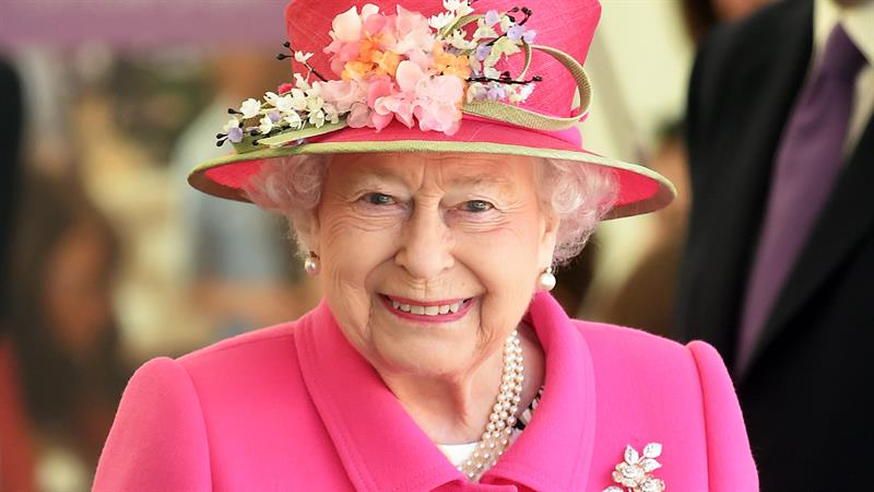 The Unique Way Queen Elizabeth Picks Her Perfect Outfit Every Morning ...