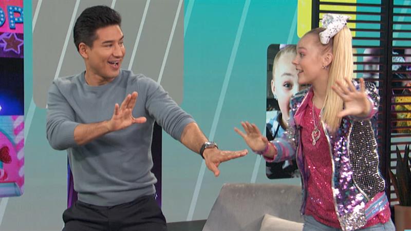 JoJo Siwa Snaps It Back Like A Boomerang Teaching Mario Lopez 'Bop ...