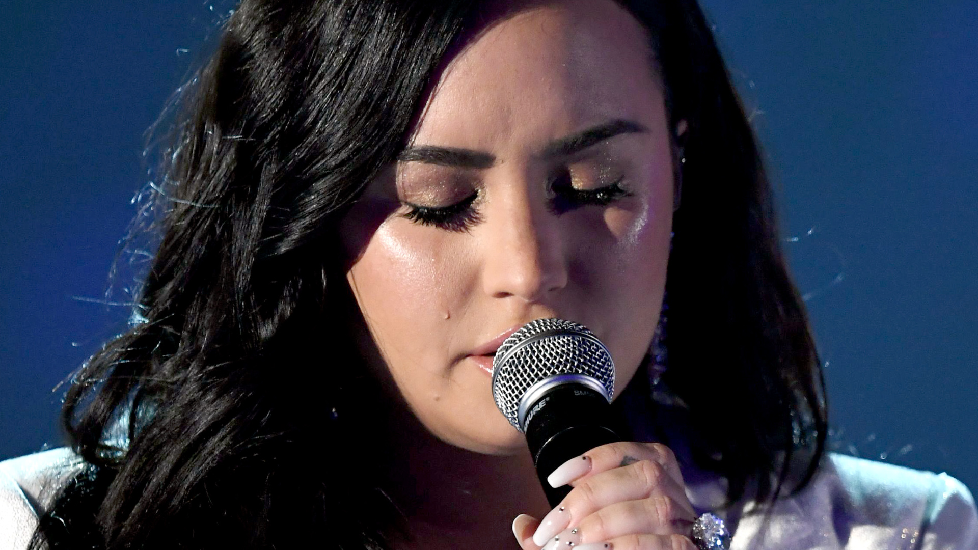 Demi Lovato Belts Out 'Anyone' With Tears Streaming Down Her Face At ...